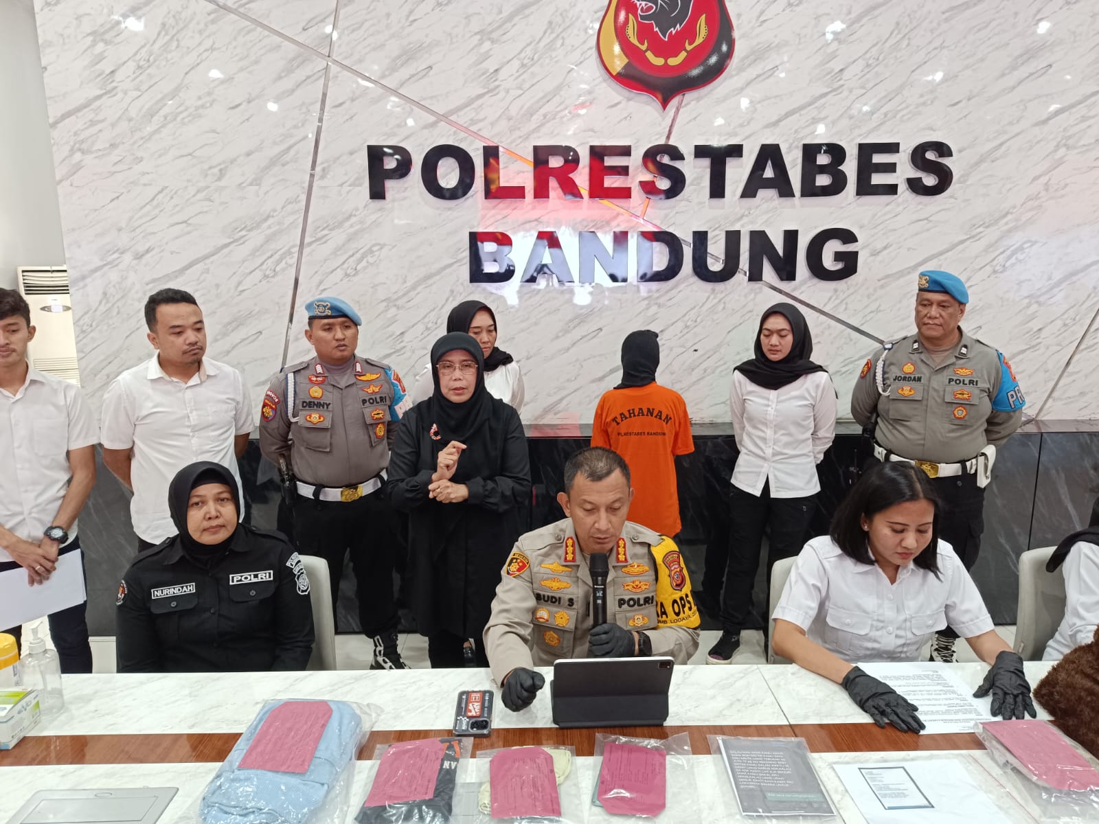 Sat Reskrim Polrestabes Bandung Tangkap Pelaku Penculikan Anak Sat Reskrim Polrestabes Bandung Tangkap Pelaku Penculikan Anak