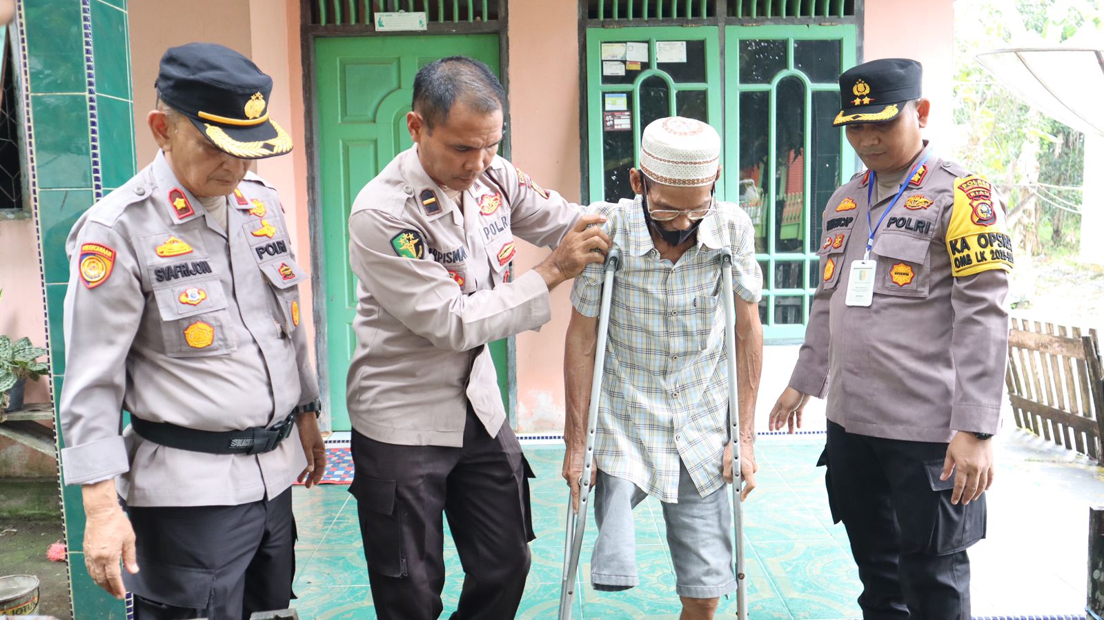 Seorang Lansia Tak Menyangka Diantar Kapolres Kuansing ke TPS Seorang Lansia Tak Menyangka Diantar Kapolres Kuansing ke TPS