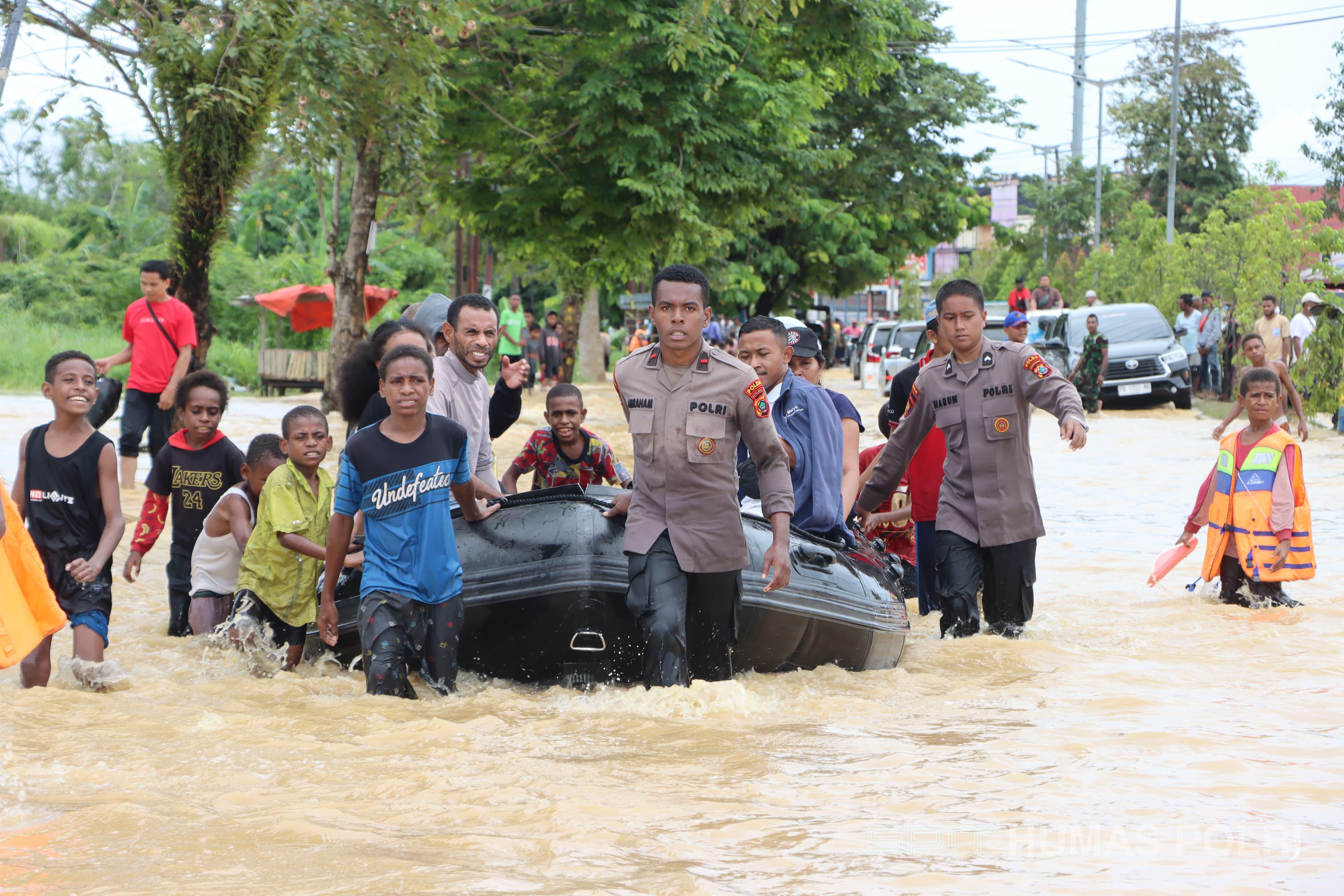 Polisi Bantu Evakuasi Warga Terdampak Banjir Di Pltd Klasaman Kota Sorong