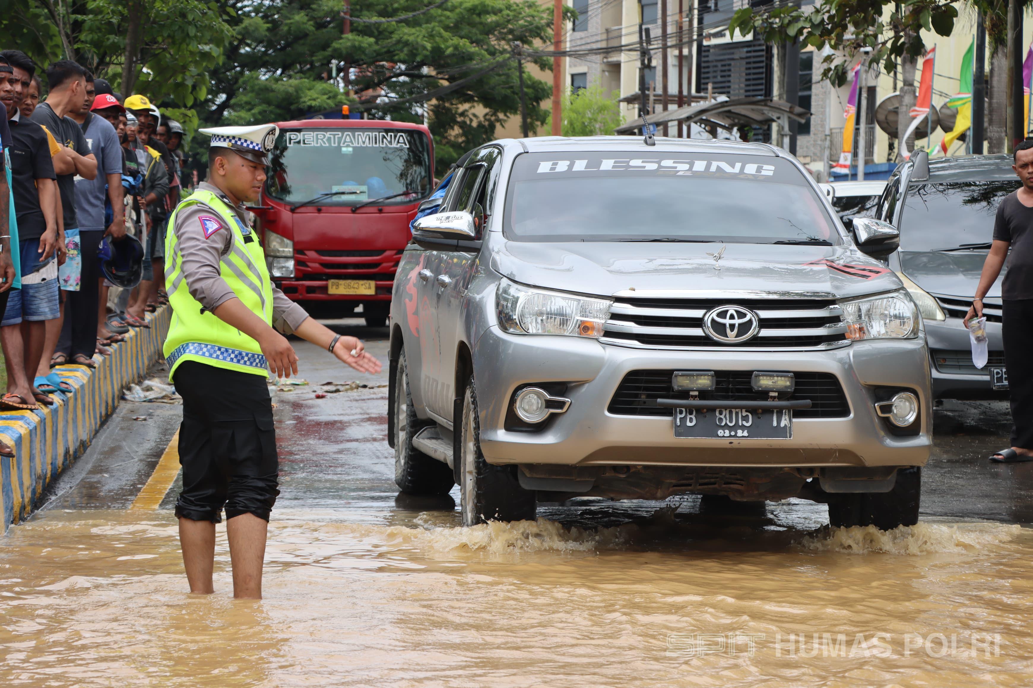 Polisi Bantu Evakuasi Warga Terdampak Banjir Di Pltd Klasaman Kota Sorong