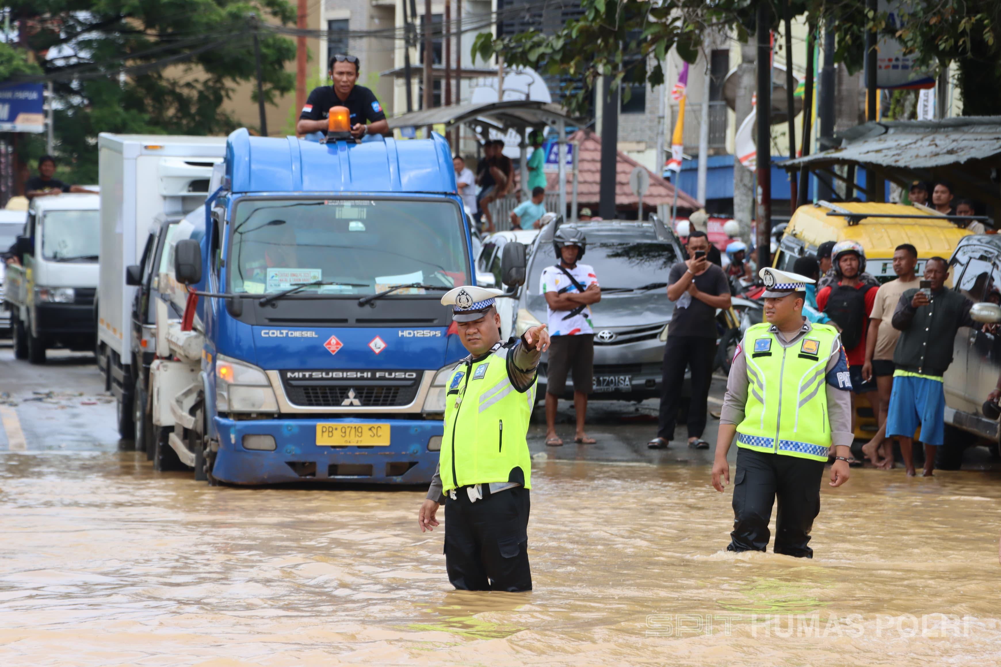 Polisi Bantu Evakuasi Warga Terdampak Banjir Di Pltd Klasaman Kota Sorong