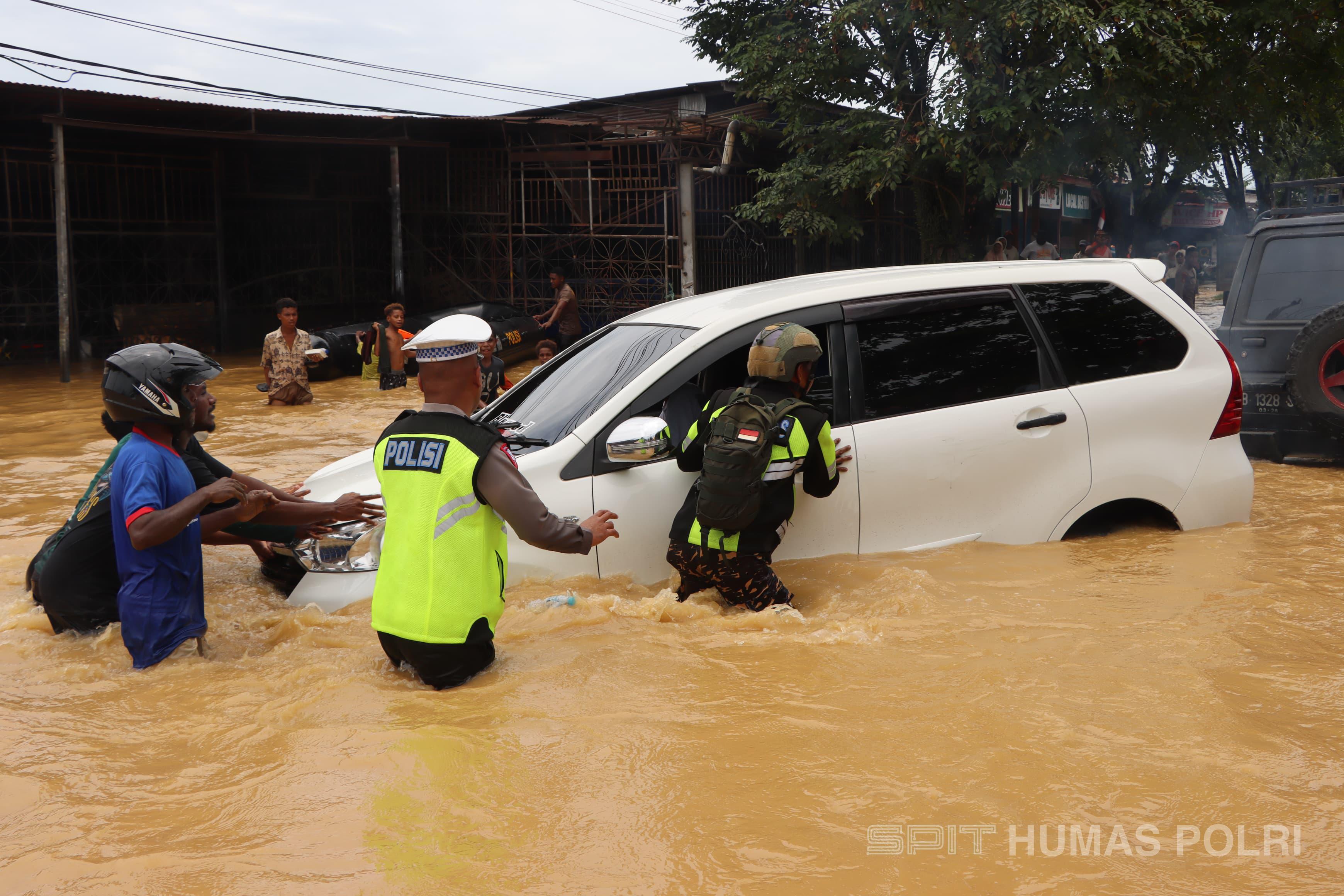 Polisi Bantu Evakuasi Warga Terdampak Banjir Di Pltd Klasaman Kota Sorong